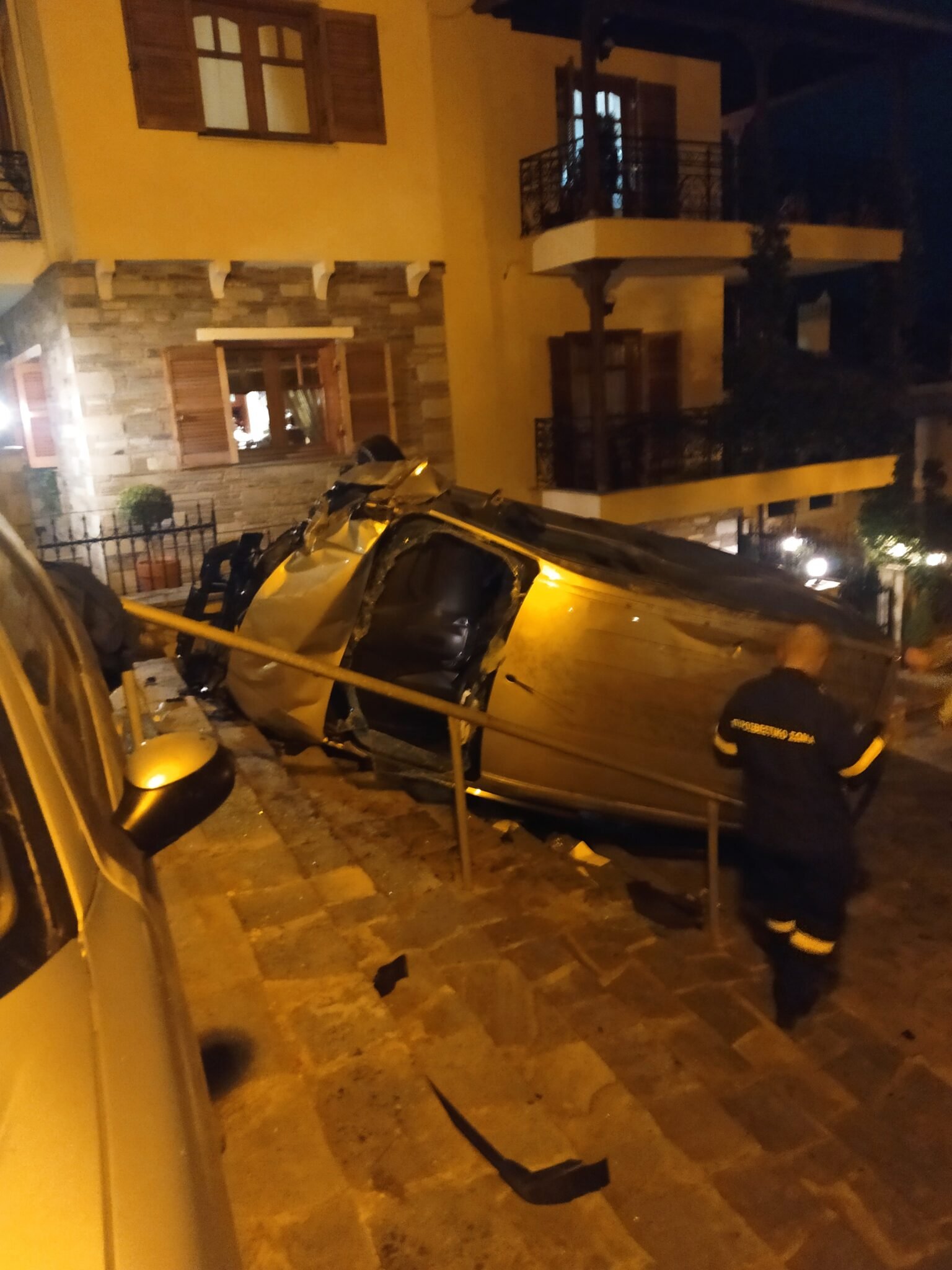 Τροχαίο ατύχημα στον σκαλόδρομο του "ΣΤΑΥΡΟΥ" στην Καστοριά (video)